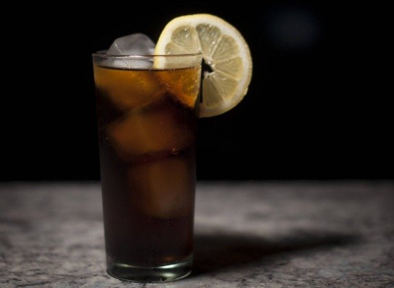 Piscola Negra: El Cóctel Chileno con un Toque Especial