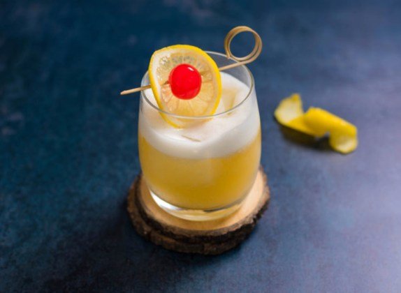 Whiskey Sour: El cóctel clásico con un toque cítrico y equilibrado